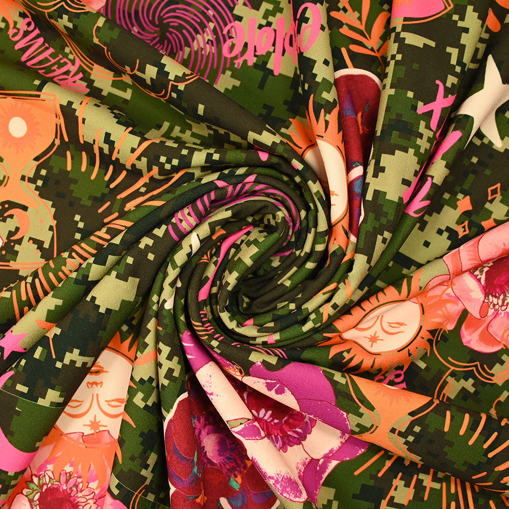 Crêpe imprimé fleurs et pixels fond vert camouflage – Les Coupons de ...