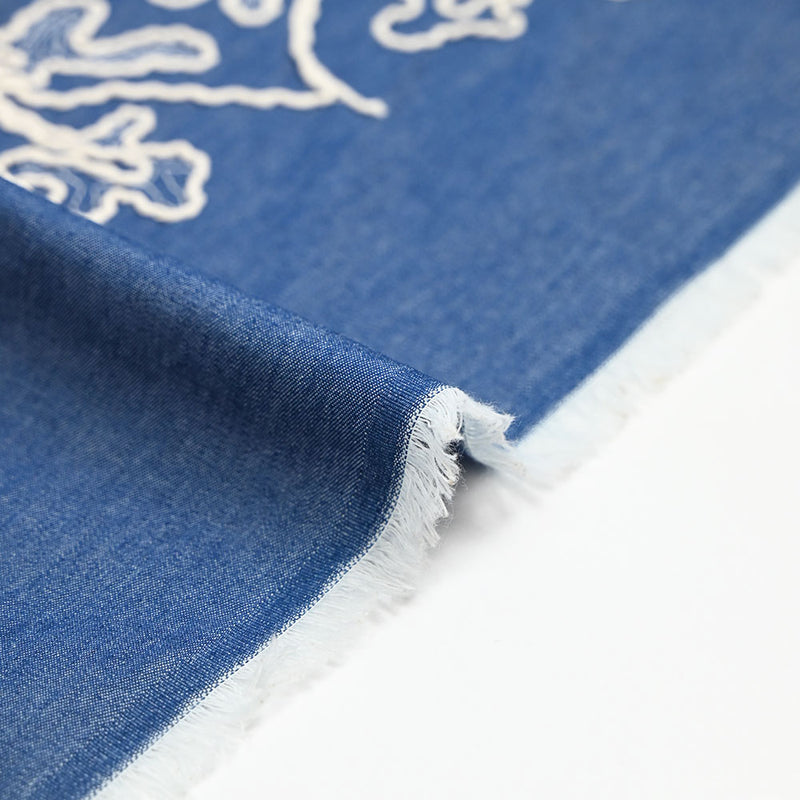 Chambray de coton brodé fond denim – Les Coupons de Saint-Pierre