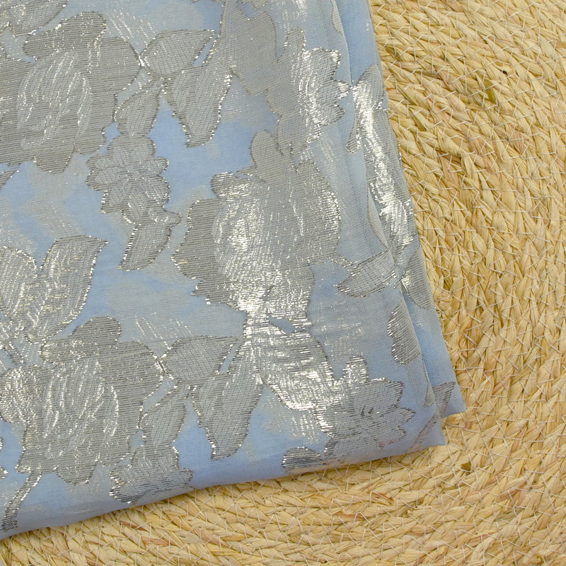 Mousseline de soie jacquard lancé découpé fleurs fond bleu clair – Les ...
